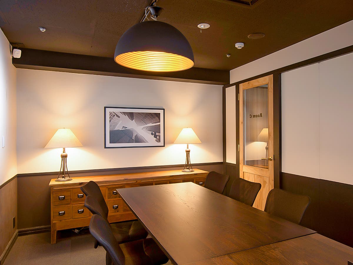 【12名会議室RoomC】新橋駅徒歩1分！/モニター/Wi-Fi/充電器/テレワークやWeb会議に最適の写真2