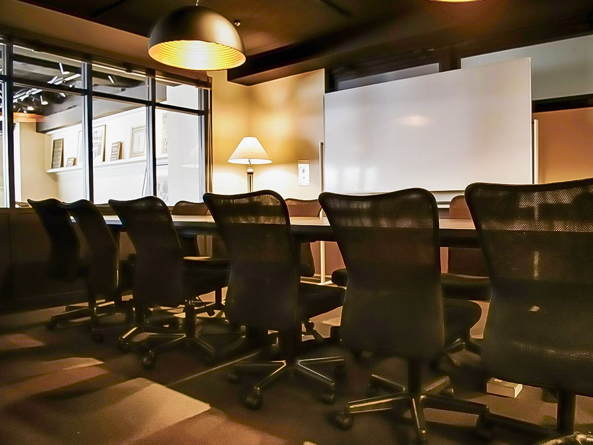 【12名会議室RoomC】新橋駅徒歩1分！/モニター/Wi-Fi/充電器/テレワークやWeb会議に最適の写真3
