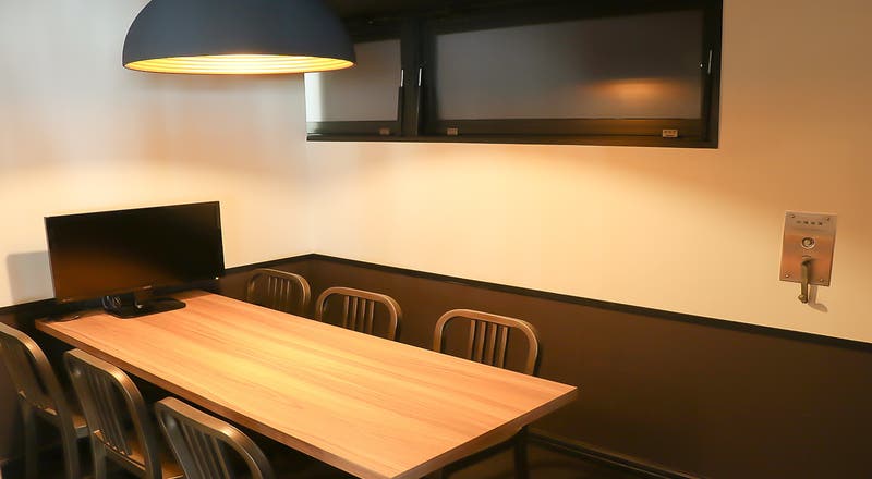 【6名会議室RoomA】新橋駅徒歩1分！/モニター/Wi-Fi/充電器/テレワークやWeb会議に最適