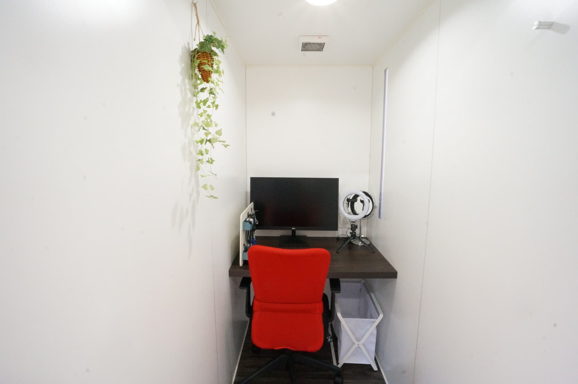 ＜ONLYONE TIMEOFFICE P2＞⭐️光回線導入！⭐️大阪梅田駅から1本✨24時間営業！テレワーク/Web会議/面接の写真1