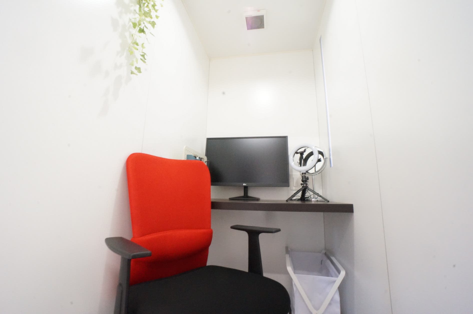 ＜ONLYONE TIMEOFFICE P2＞⭐️光回線導入！⭐️大阪梅田駅から1本✨24時間営業！テレワーク/Web会議/面接の写真2