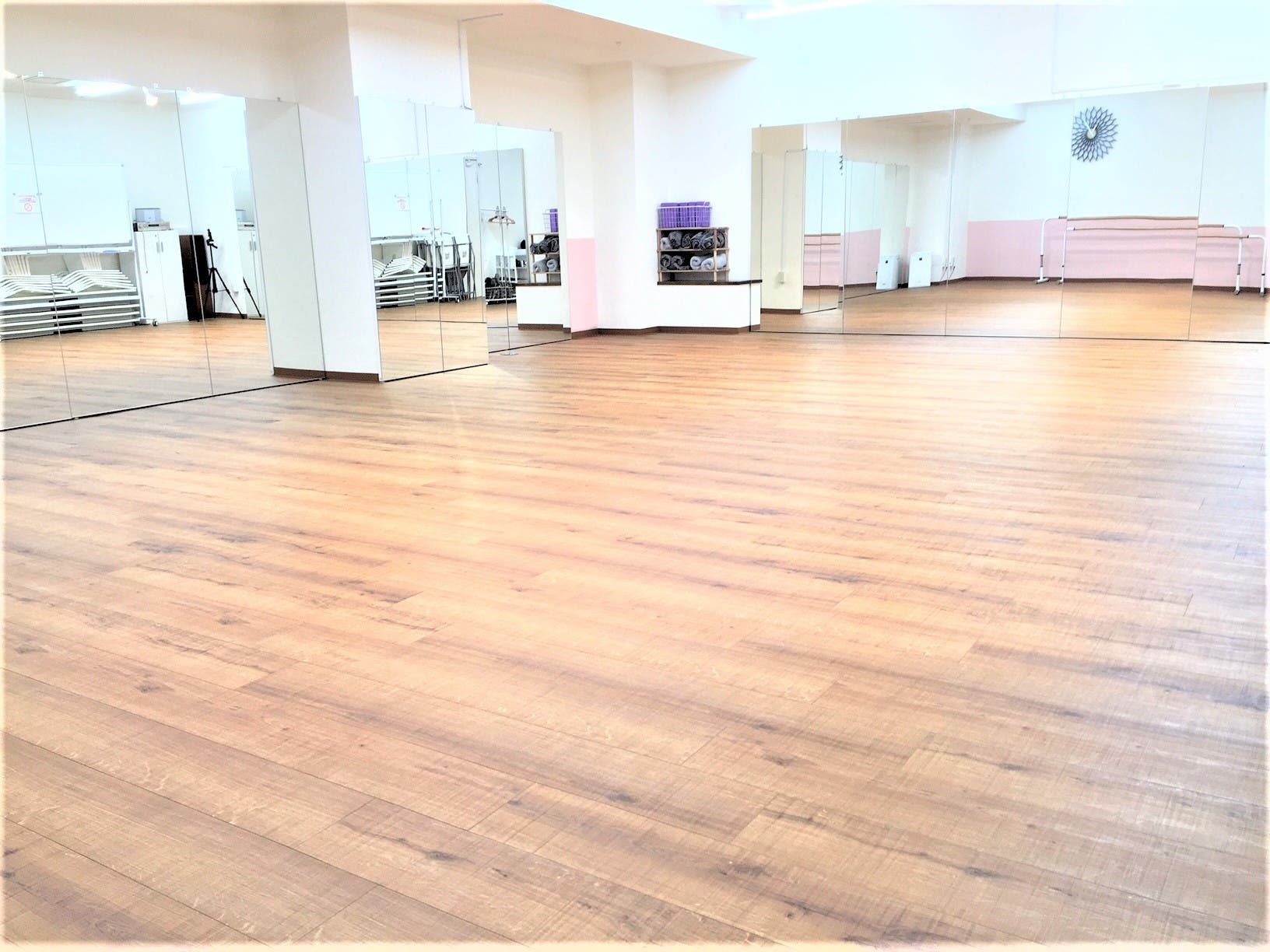 【横浜関内】バレエバー完備で広々66㎡の2面大型鏡のスタジオ♪ダンスや撮影にお勧め！Wi-Fi有【ピーチホール】の写真1