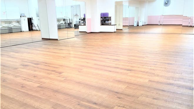 【横浜関内】バレエバー完備で広々66㎡の2面大型鏡のスタジオ♪ダンスや撮影にお勧め!Wi-Fi有【ピーチホール】の写真1
