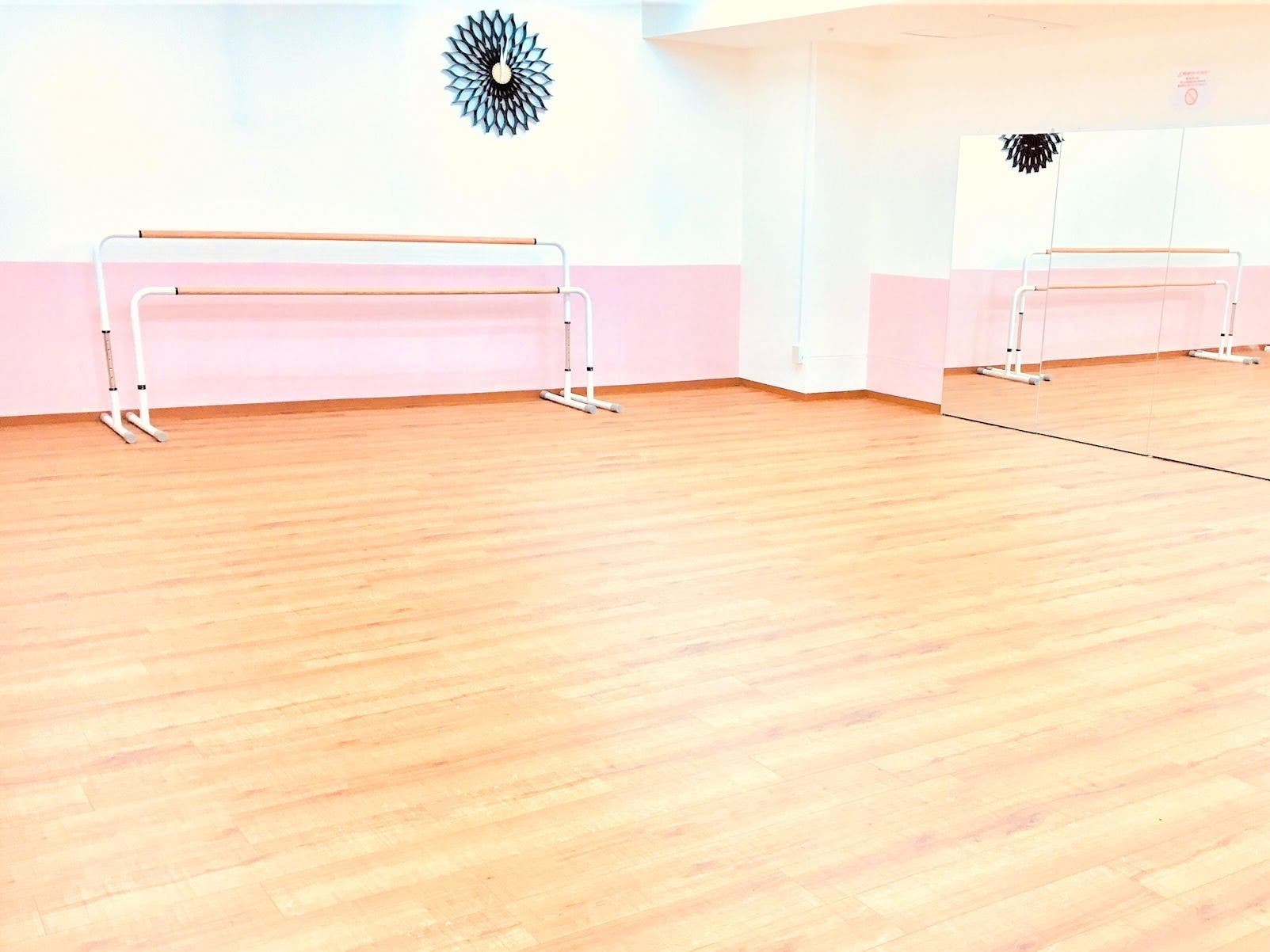 【横浜関内】バレエバー完備で広々66㎡の2面大型鏡のスタジオ♪ダンスや撮影にお勧め！Wi-Fi有【ピーチホール】の写真2
