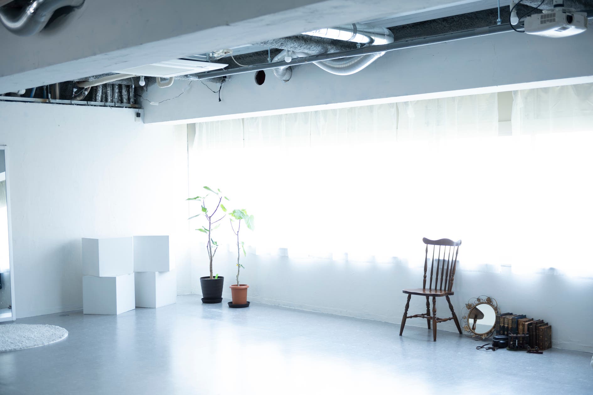 自然光もライティングも！南北の大きな窓からの自然光に加え、ストロボ、バック紙などの写真3