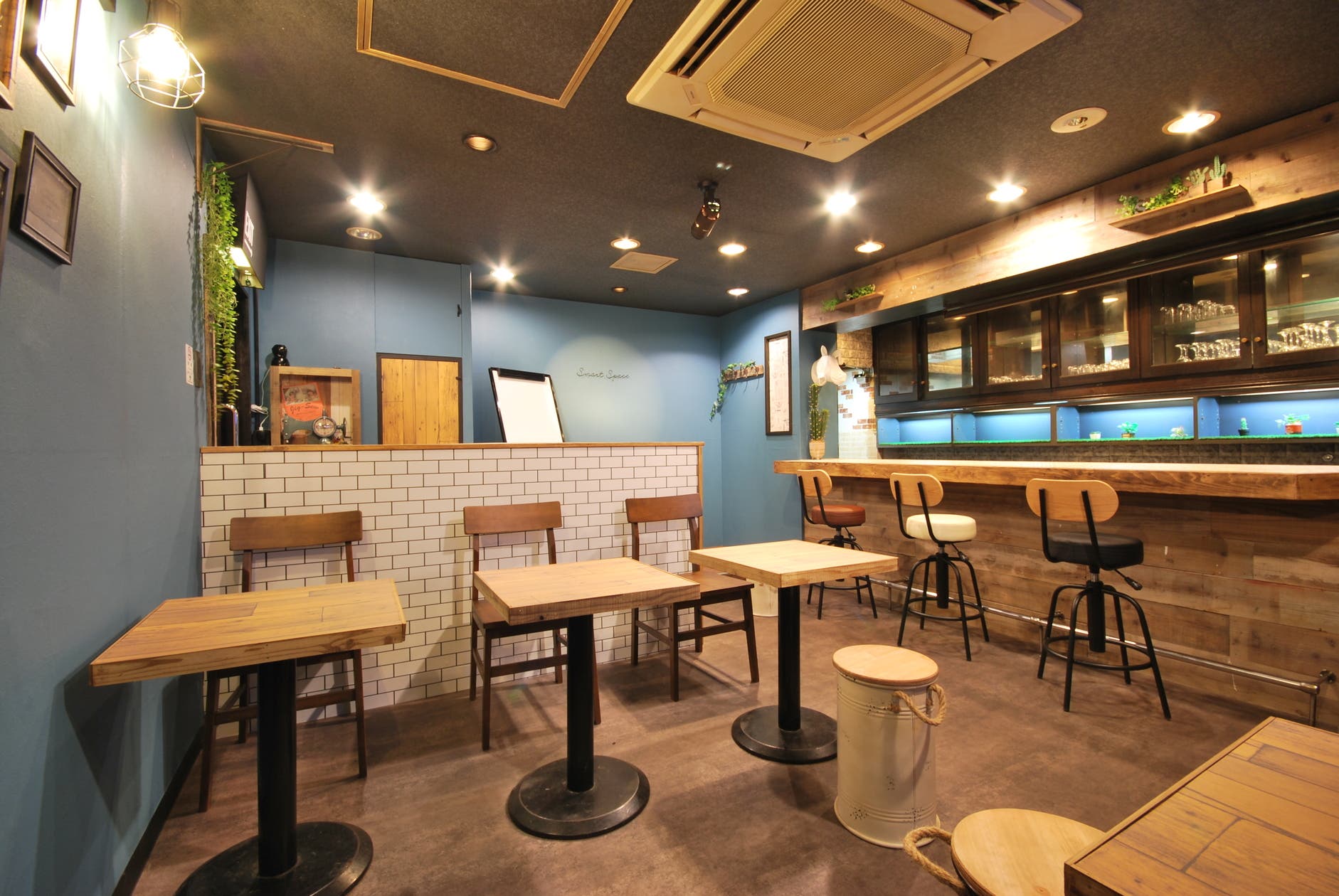 JR蒲田駅3分　カフェ風レンタルスペース（フレッツ光回線WiFi、大型モニター、ホワイトボード設置）の写真1