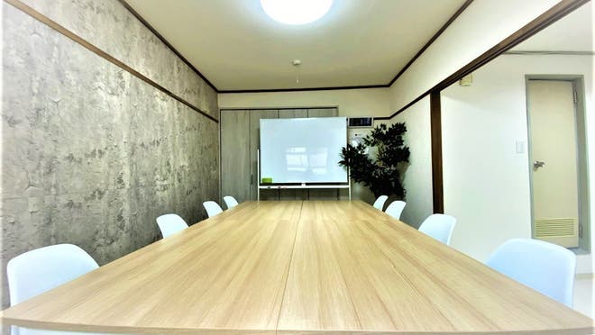 ★NEW★【十三駅2分】明るくお洒落。各種設備利用無料!ボドゲ、ワークショップ、整体サロンなど。貸会議室(最大12名)の写真1