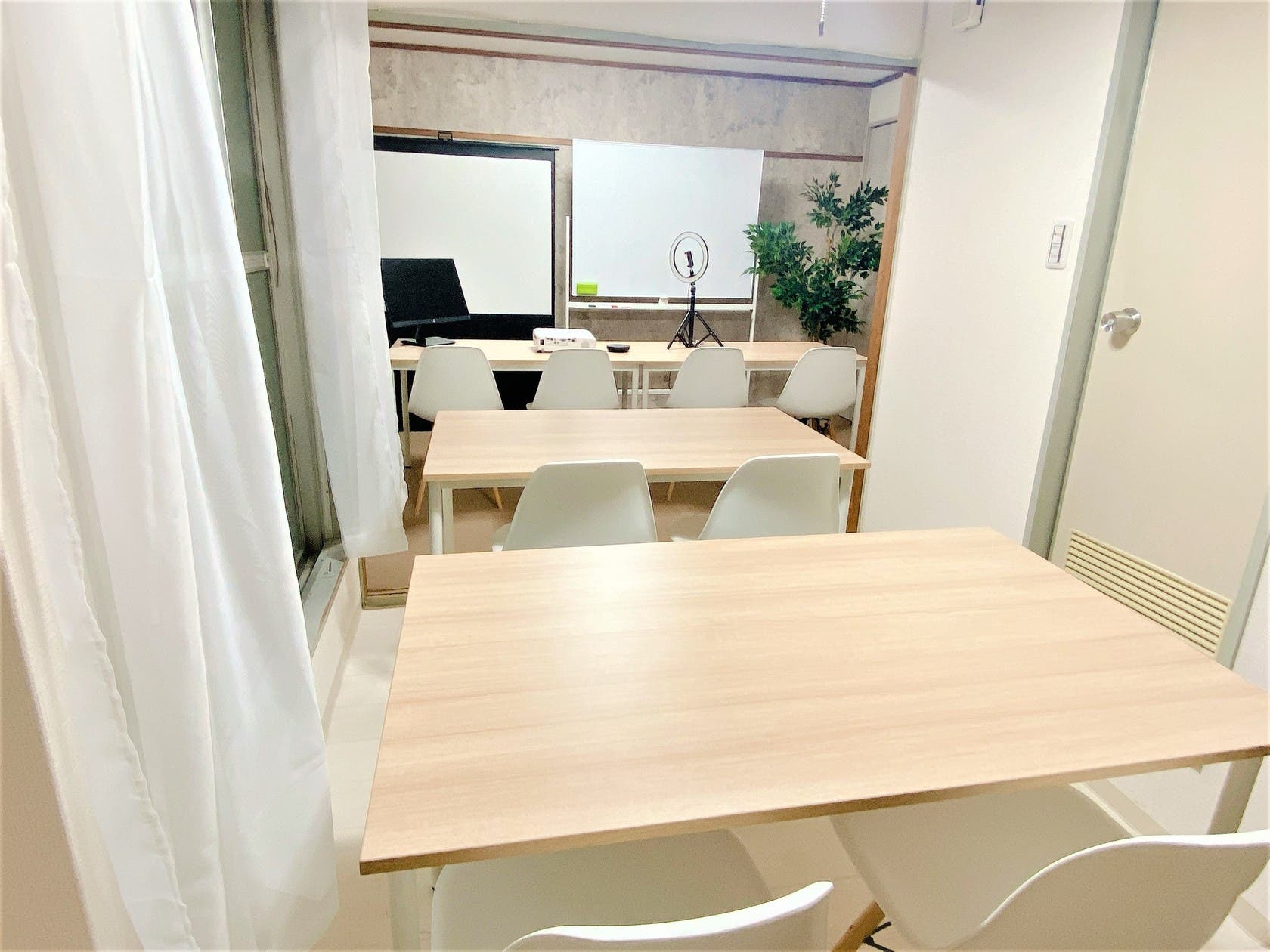 ★NEW★【十三駅2分】明るくお洒落。各種設備利用無料！ボドゲ、ワークショップ、整体サロンなど。貸会議室（最大12名）の写真7