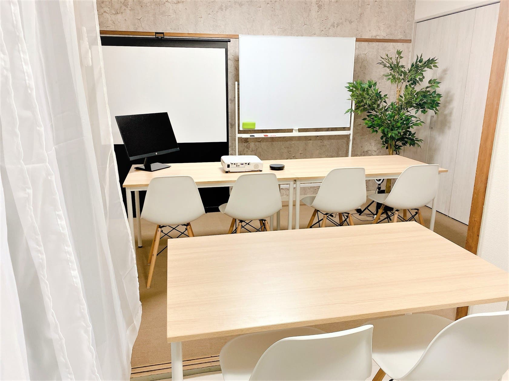 ★NEW★【十三駅2分】明るくお洒落。各種設備利用無料！ボドゲ、ワークショップ、整体サロンなど。貸会議室（最大12名）の写真8