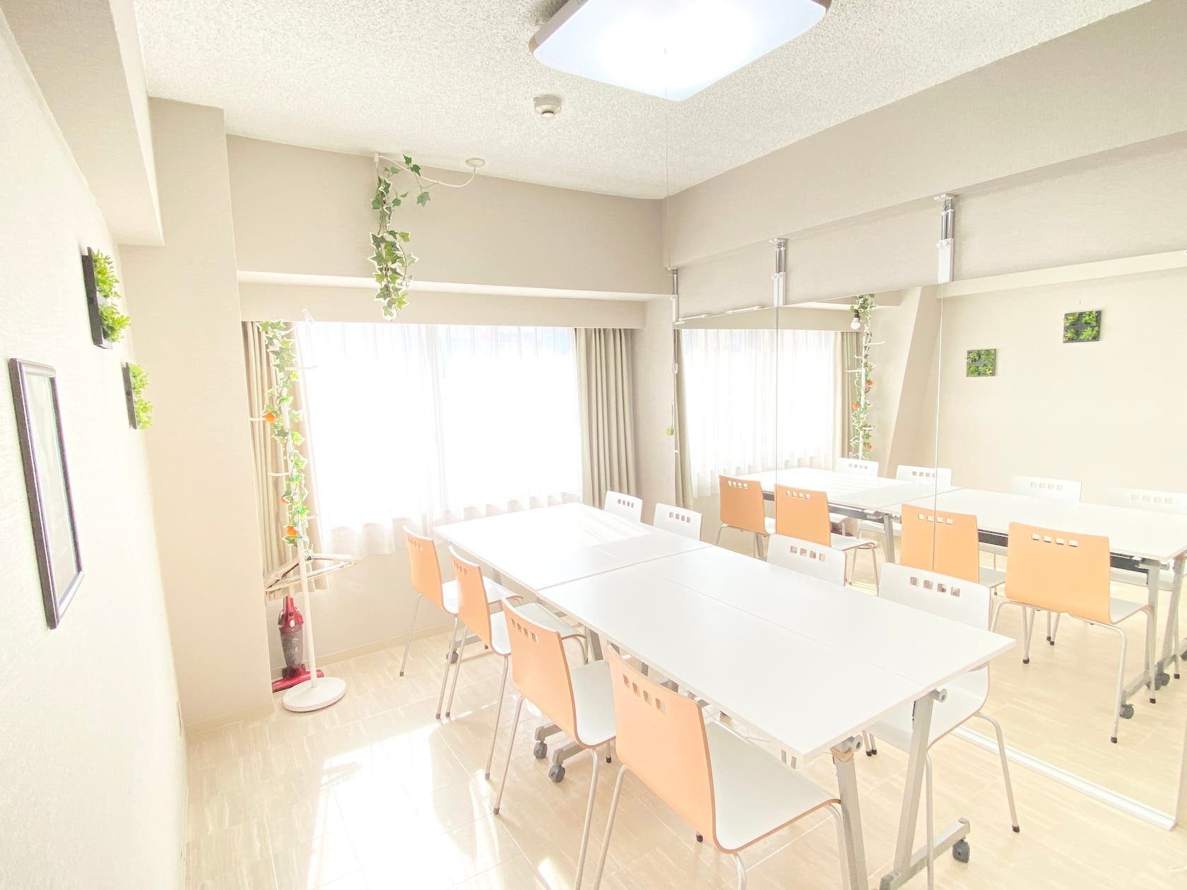  OHANA🍀自然光/昼白色照明2台/壁一面大型鏡/新大阪歩0分/セミナー/会議/レッスン/骨格診断/パーソナルカラー診断✨の写真1