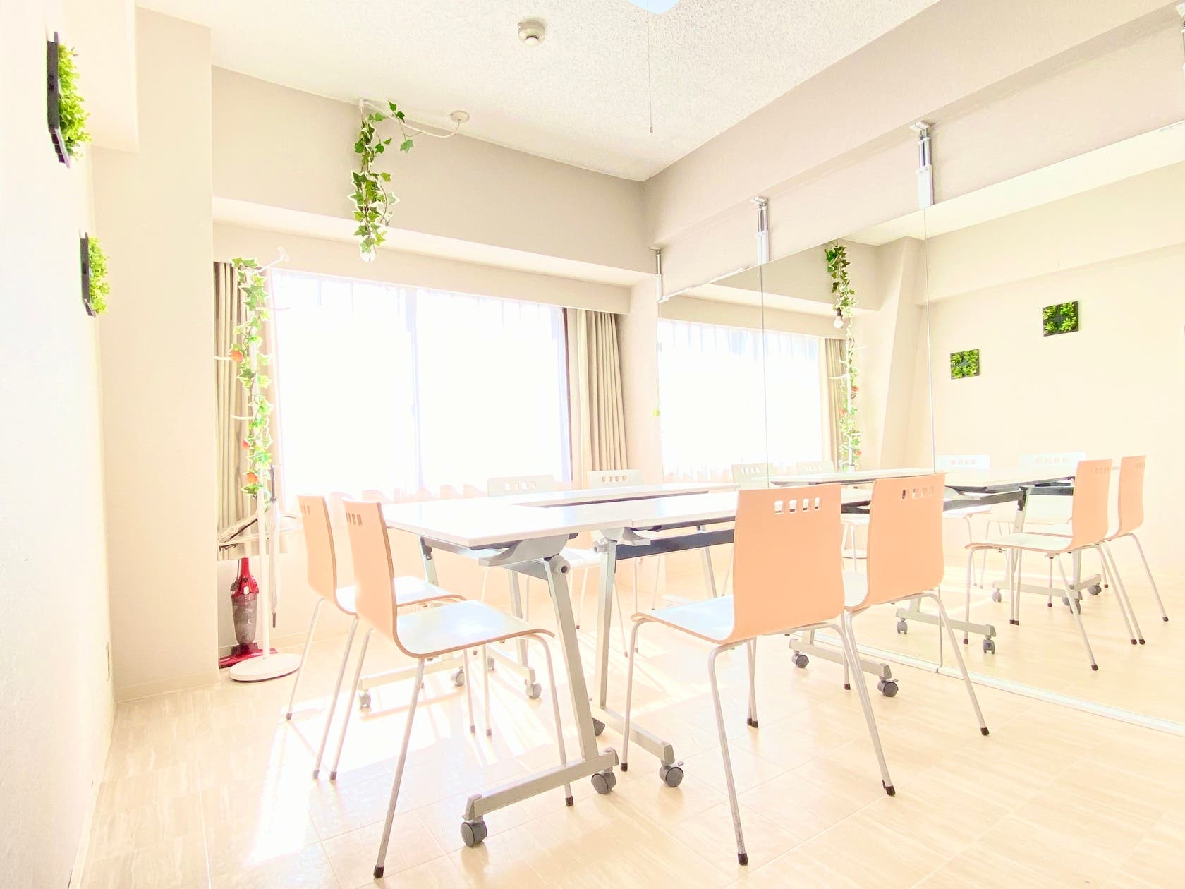  OHANA🍀自然光/昼白色照明2台/壁一面大型鏡/新大阪歩0分/セミナー/会議/レッスン/骨格診断/パーソナルカラー診断✨の写真4