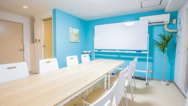 【烏丸駅16番出口2分!12名】綺麗な室内!WiFi・プロジェクター・ホワイトボード全て無料!ふれあい貸し会議室 京都A-306の写真1