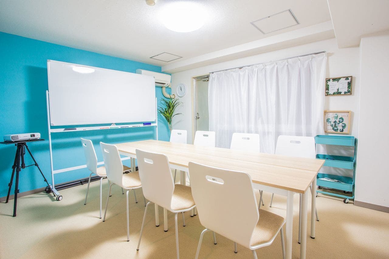 【烏丸駅16番出口2分！12名】綺麗な室内！WiFi・プロジェクター・ホワイトボード全て無料！ふれあい貸し会議室 京都A-306の写真5