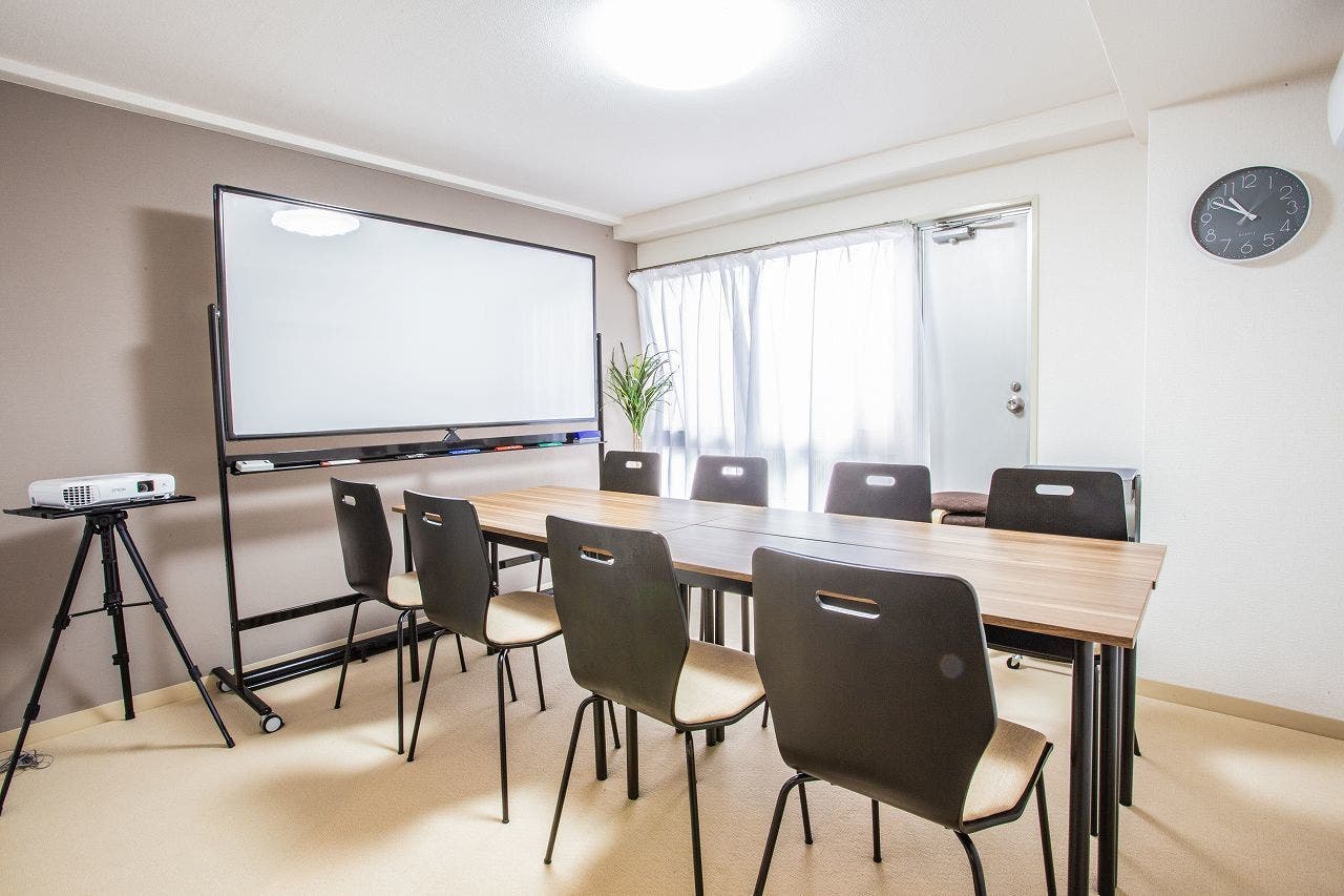 【烏丸駅16番出口2分！12名】綺麗な室内！WiFi・プロジェクター・ホワイトボード全て無料！ふれあい貸し会議室 京都B-505の写真5