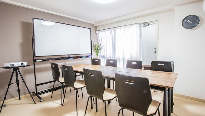 【烏丸駅16番出口2分!12名】綺麗な室内!WiFi・プロジェクター・ホワイトボード全て無料!ふれあい貸し会議室 京都B-505の写真5