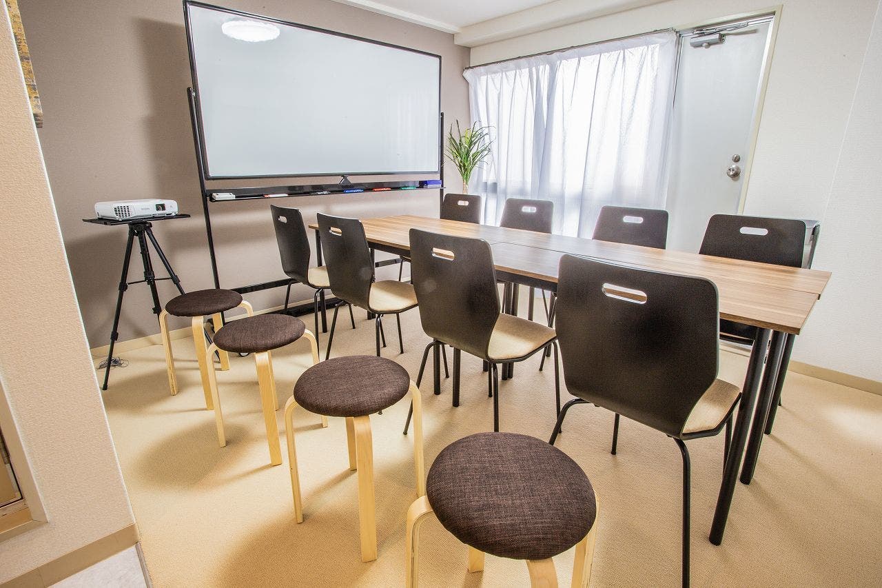 【烏丸駅16番出口2分！12名】綺麗な室内！WiFi・プロジェクター・ホワイトボード全て無料！ふれあい貸し会議室 京都B-505の写真7