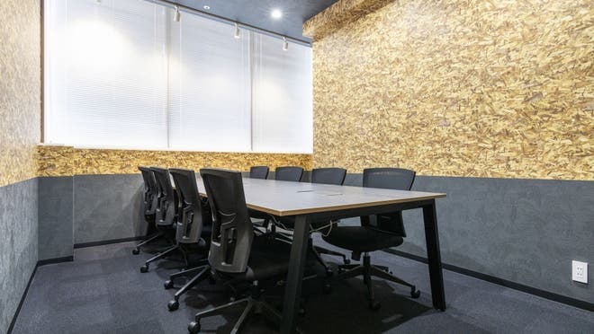 東武東上線志木駅から徒歩1分!MAXHUB・8名会議室。※エアコン(冷房)が効きにくい恐れがありますのでご了承ください。の写真1