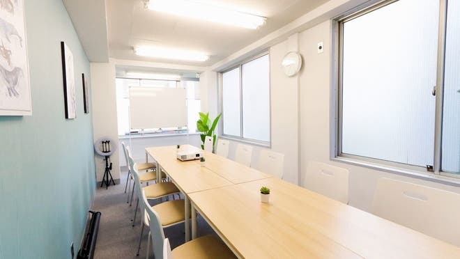 【三越前駅1分!18名】綺麗な室内!WiFi・プロジェクター・ホワイトボード全て無料!土足可!ふれあい貸し会議室 三越前Aの写真3