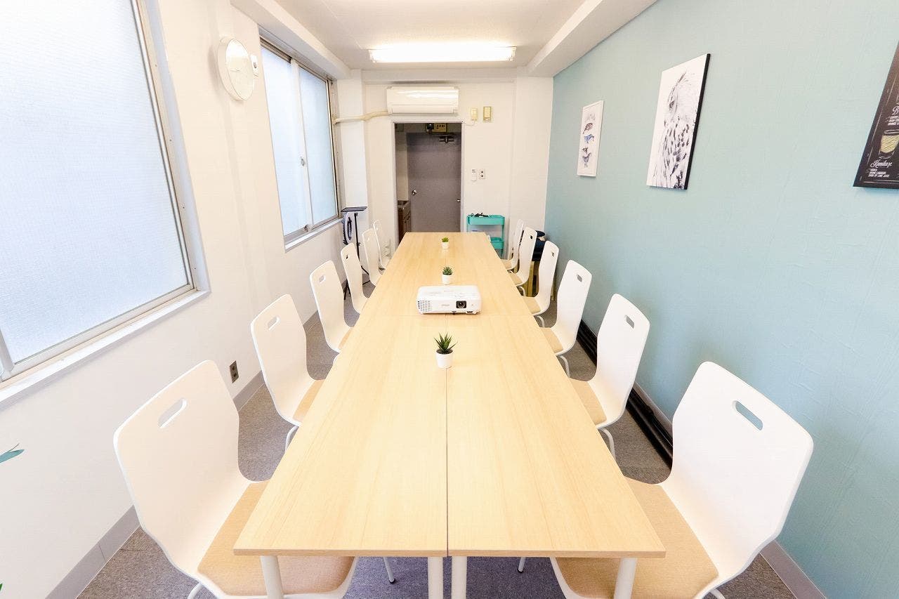 【三越前駅1分！18名】綺麗な室内！WiFi・プロジェクター・ホワイトボード全て無料！土足可！ふれあい貸し会議室 三越前Aの写真6