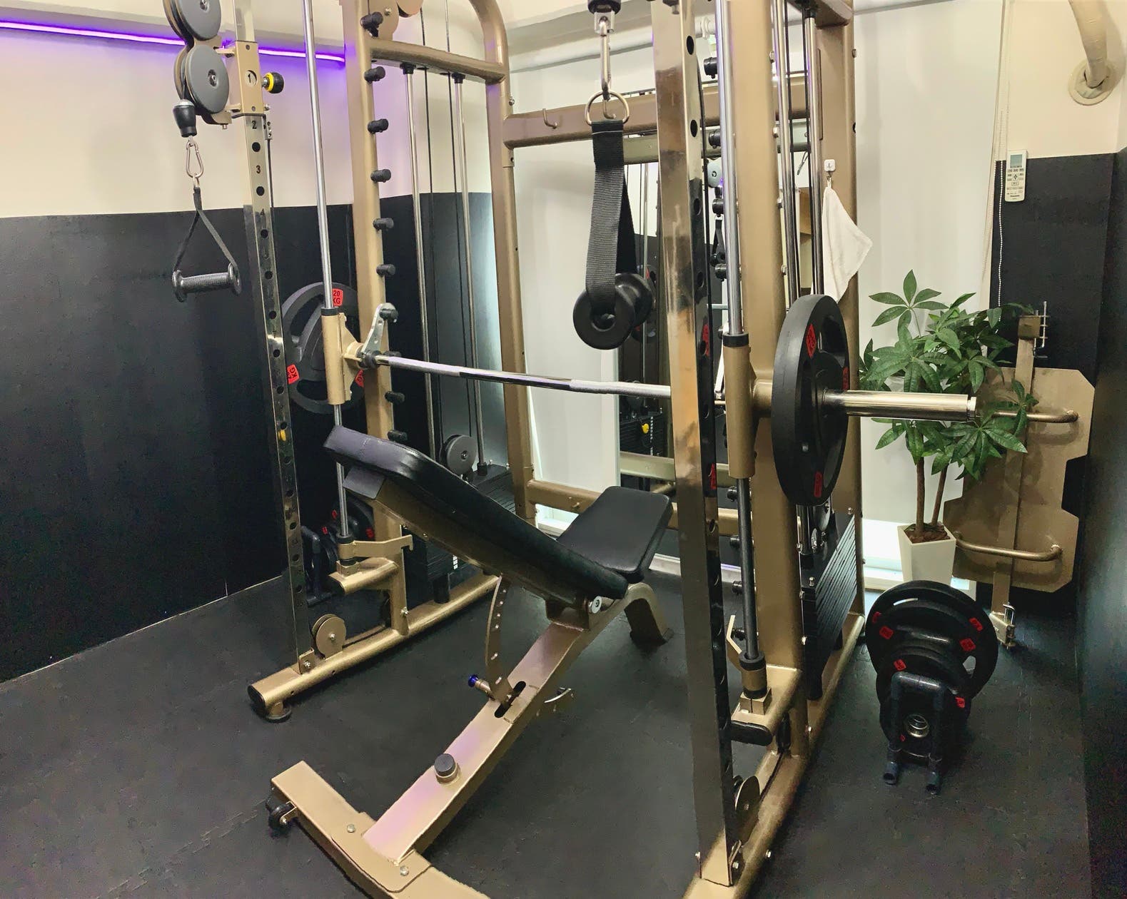 【駅近  梅田駅/中崎町】【いつでも 1h 958円で使いやすい☆】小型ワークアウトスペース！個人・合同トレの写真2