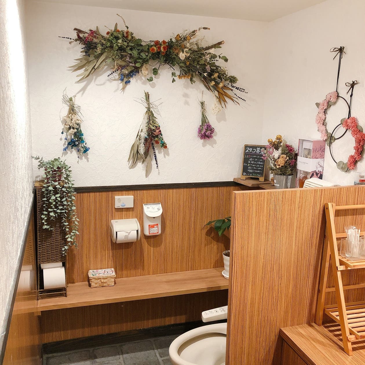 木の温もりとドライフラワーに囲まれる空間☆ゆったりと楽しい時間をお過ごし下さい！の写真7