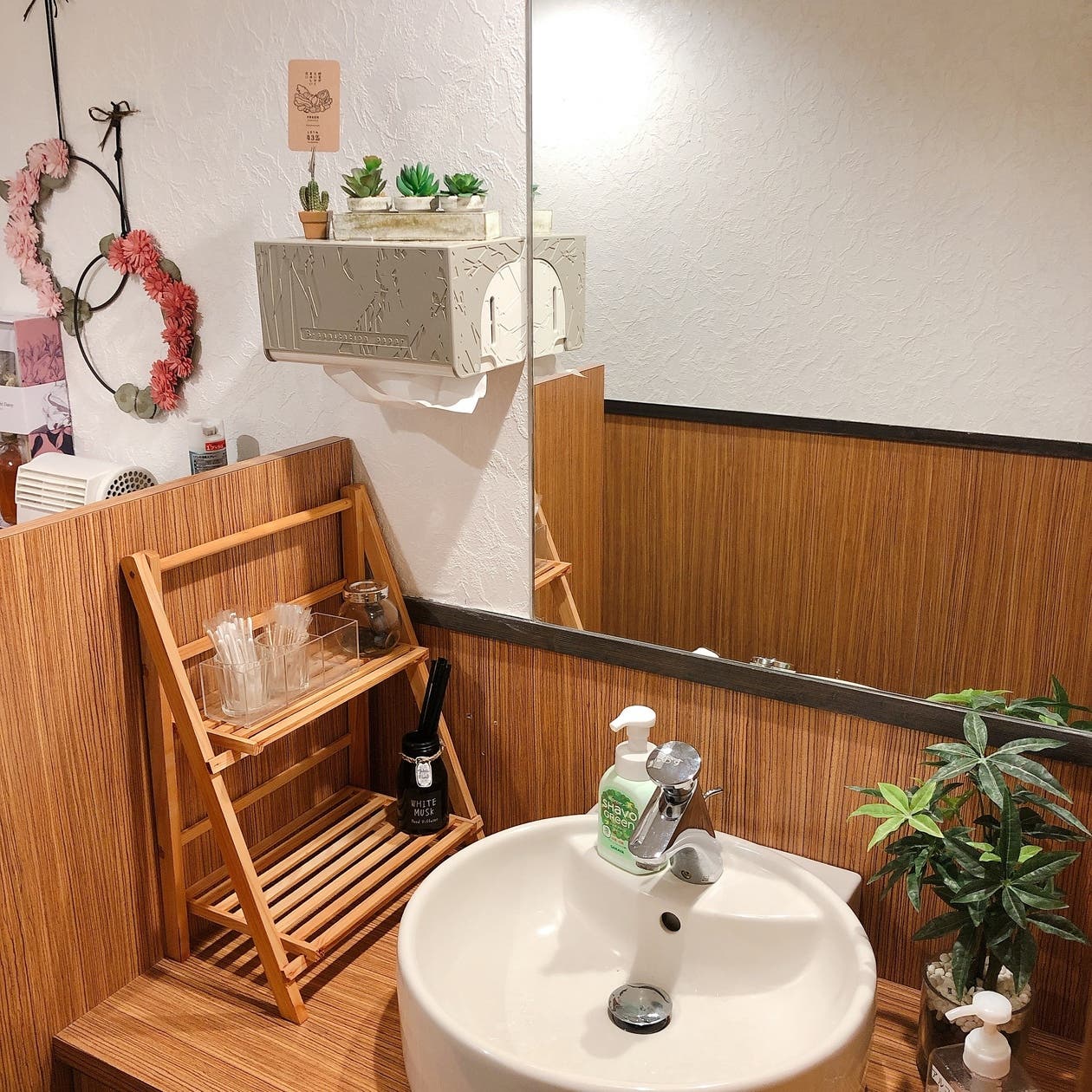 木の温もりとドライフラワーに囲まれる空間☆ゆったりと楽しい時間をお過ごし下さい！の写真8