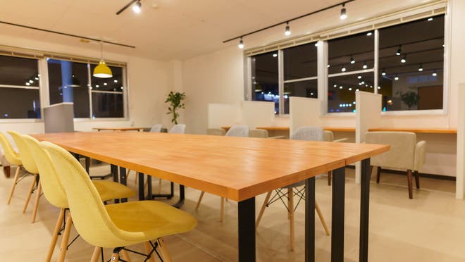 撮影機材の揃ったポップデザインオフィスの写真2