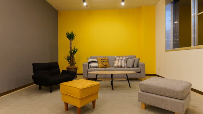 撮影機材の揃ったポップデザインオフィスの写真3