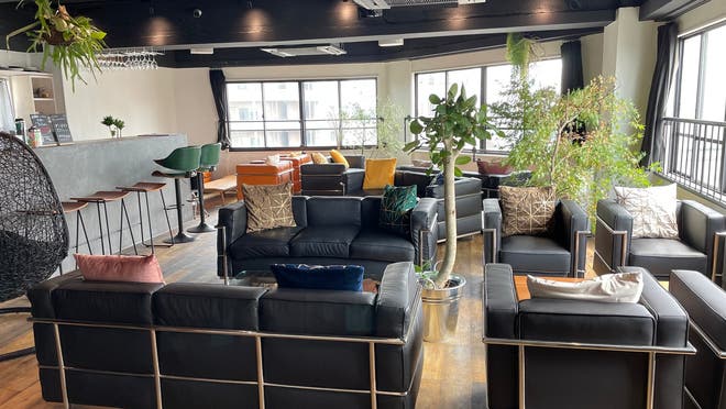 3面採光のシンプルモダンなレンタルスタジオの写真1