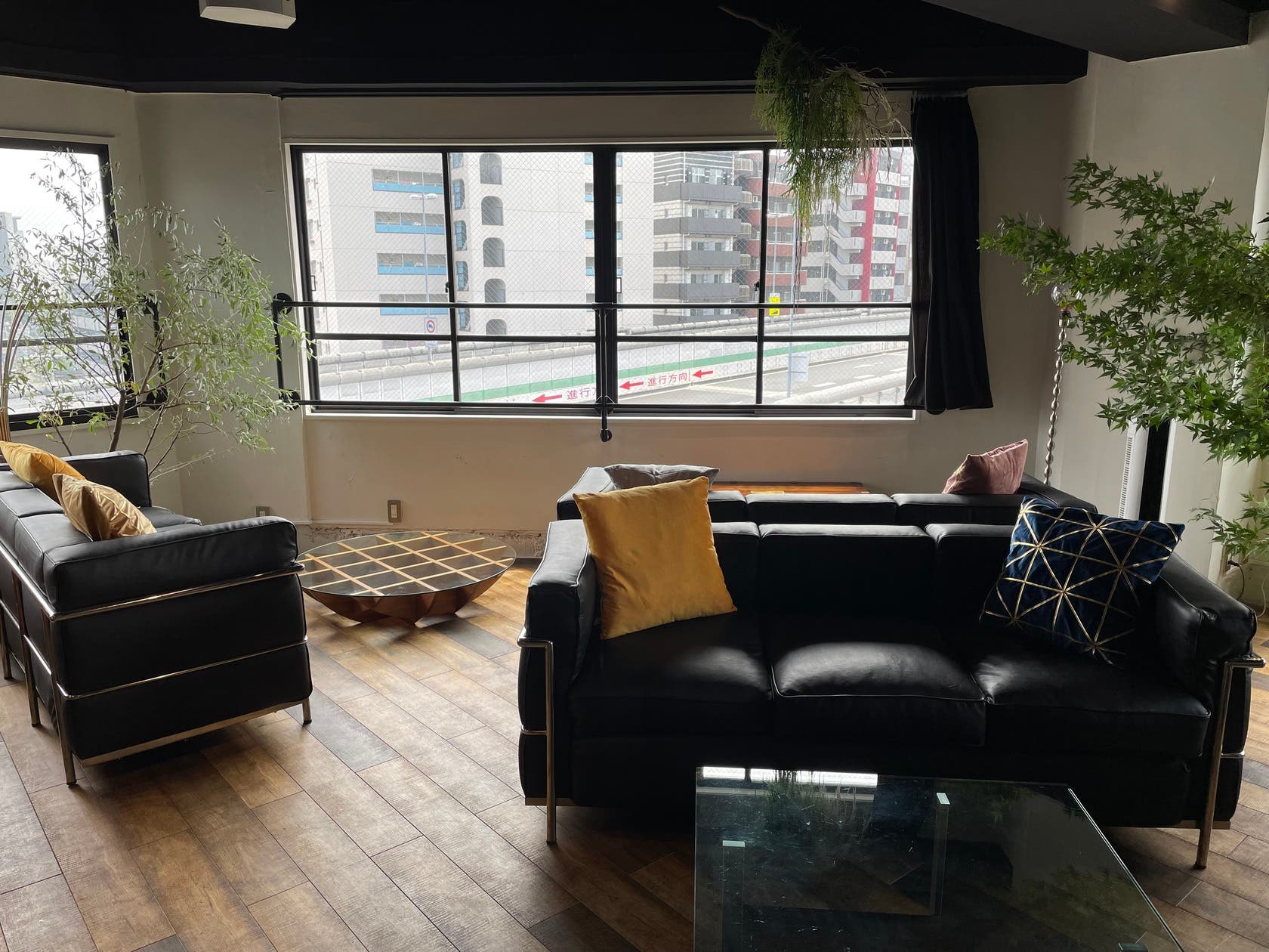 ３面採光のシンプルモダンなレンタルスタジオの写真4