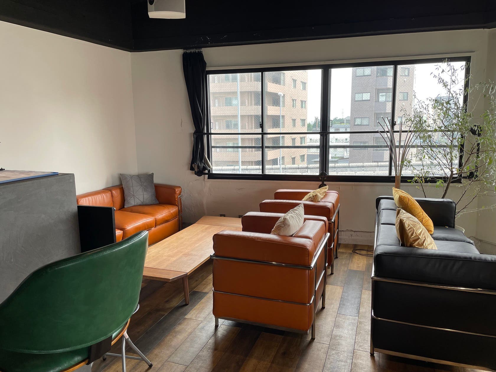 ３面採光のシンプルモダンなレンタルスタジオの写真5