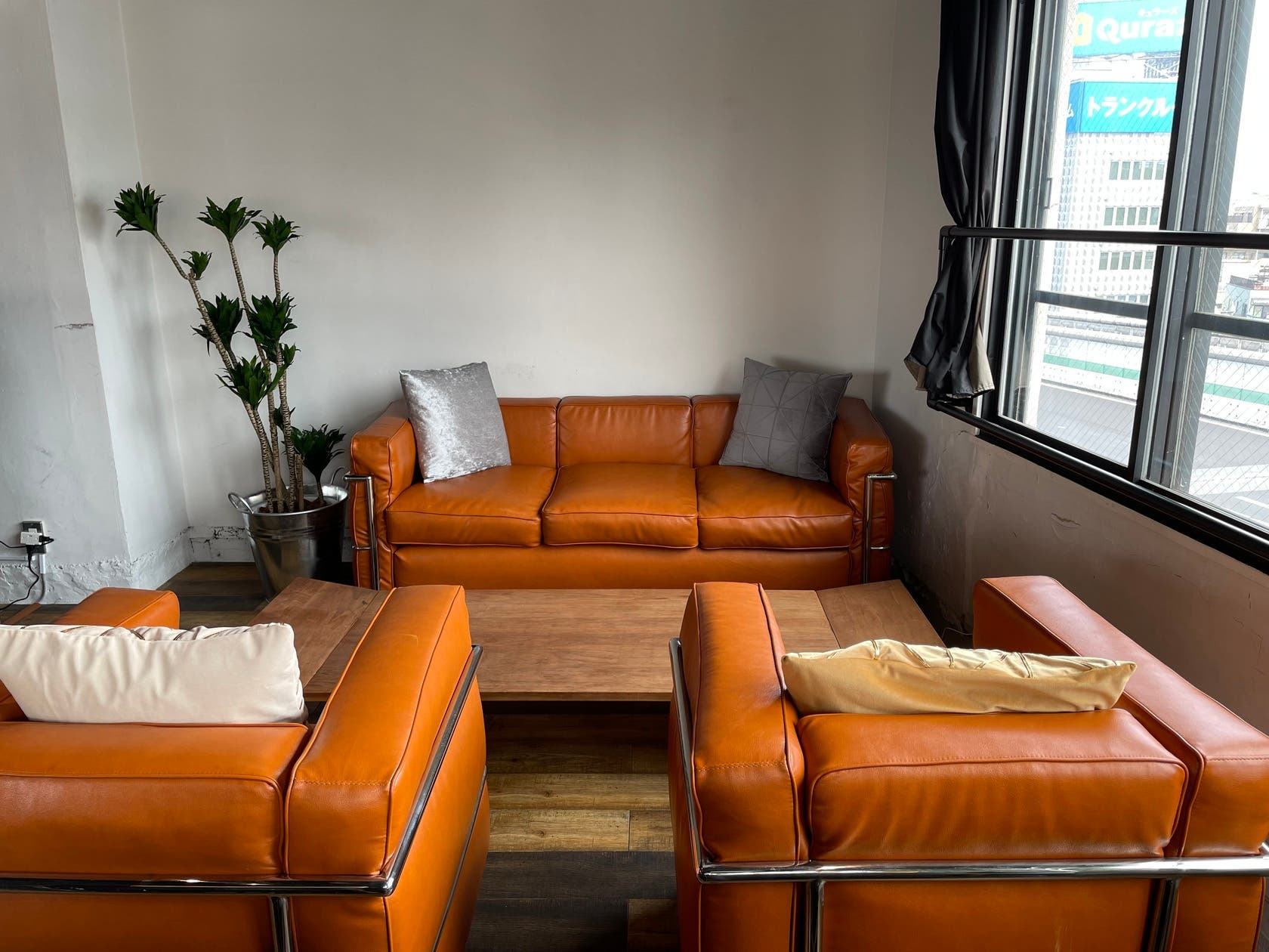 ３面採光のシンプルモダンなレンタルスタジオの写真6