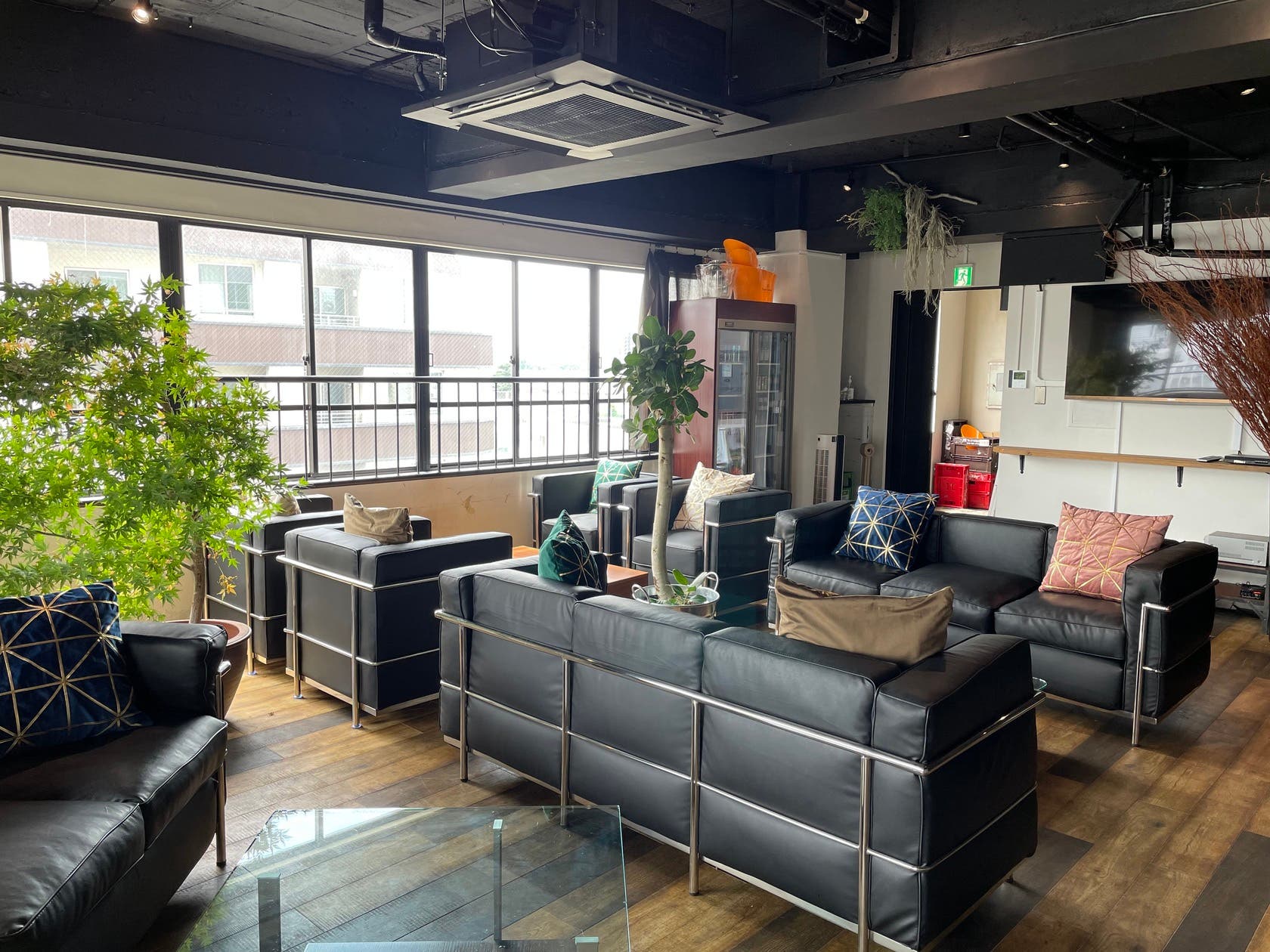 ３面採光のシンプルモダンなレンタルスタジオの写真7