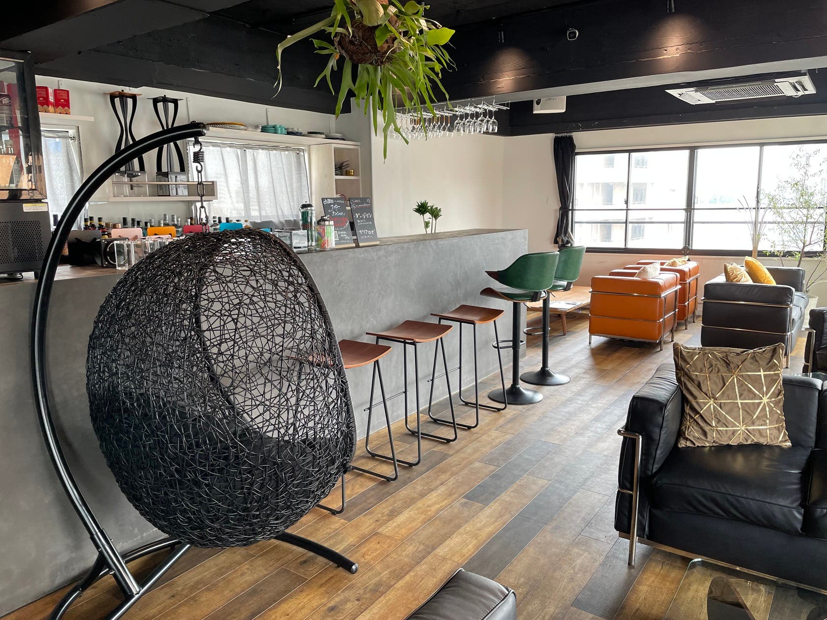 ３面採光のシンプルモダンなレンタルスタジオの写真9