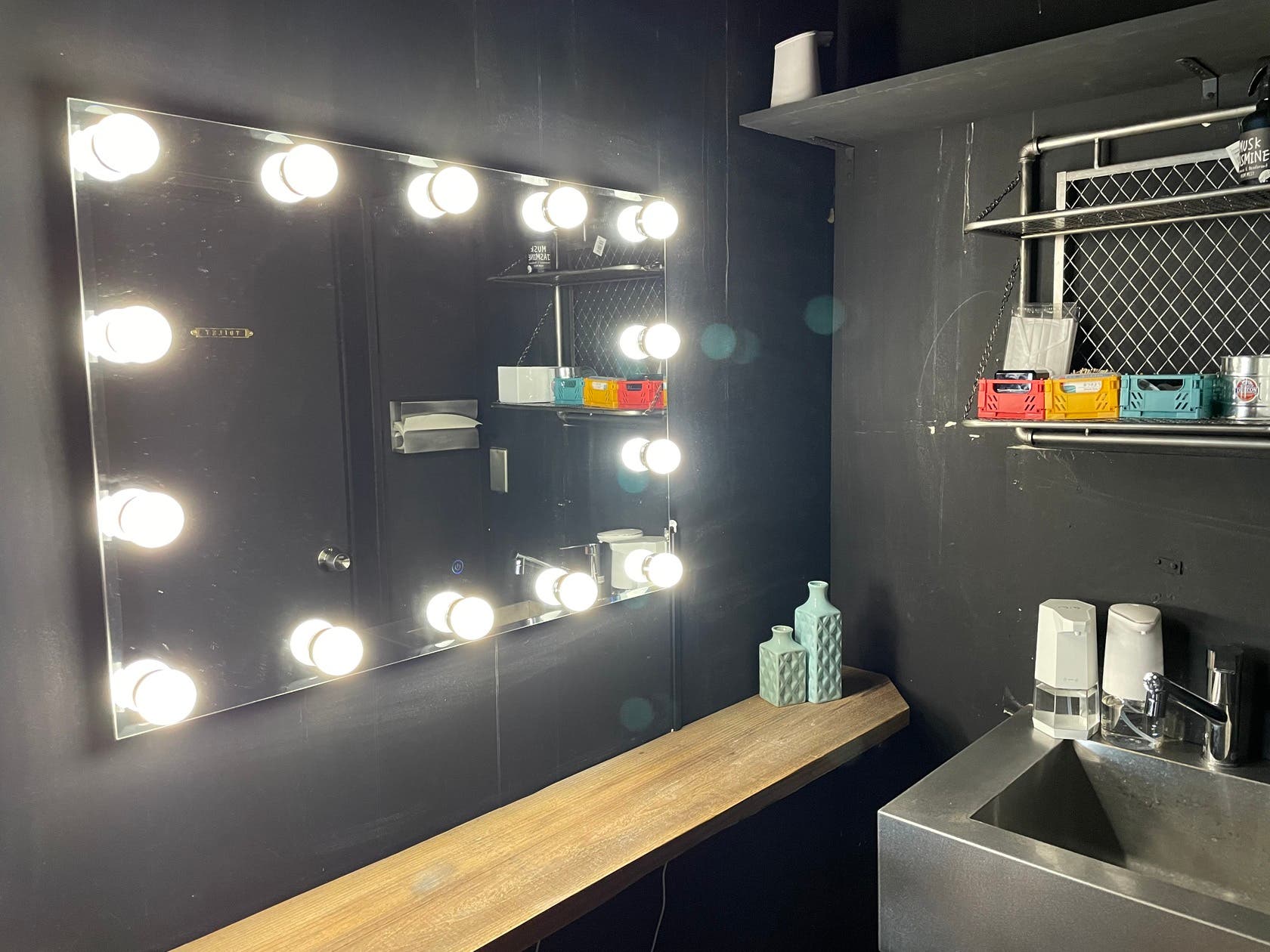 ３面採光のシンプルモダンなレンタルスタジオの写真10