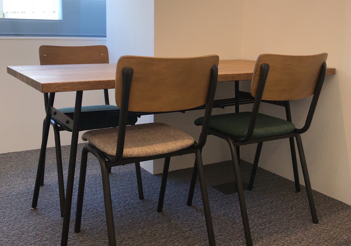 ⭐️会議室1（定員3名）⭐️明るい光が差し込むお部屋◎高速Wi-Fi NURO Biz【SHARE M-10】麻布十番駅徒歩1分の写真1