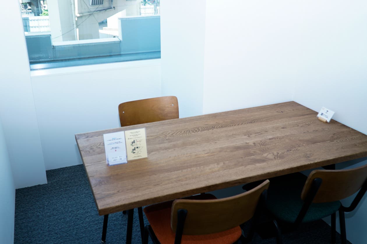 ⭐️会議室1（定員3名）⭐️明るい光が差し込むお部屋◎高速Wi-Fi NURO Biz【SHARE M-10】麻布十番駅徒歩1分の写真2