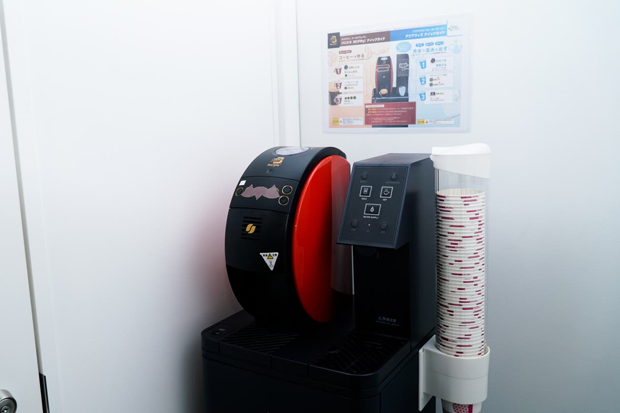 ⭐️会議室1（定員3名）⭐️明るい光が差し込むお部屋◎高速Wi-Fi NURO Biz【SHARE M-10】麻布十番駅徒歩1分の写真3