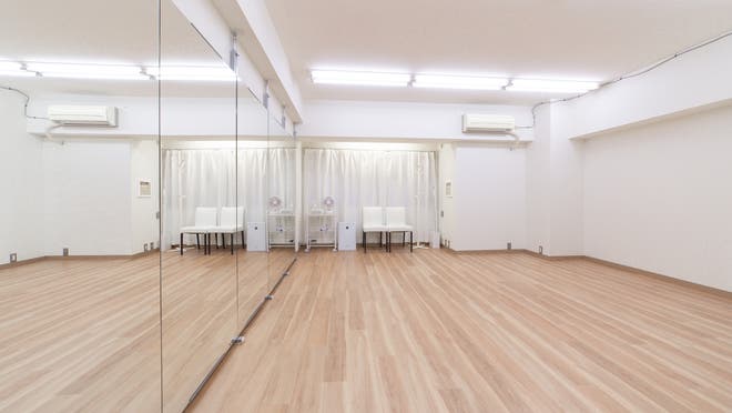 <東高円寺駅1分>ダンスができるレンタルスタジオ/幅4.0m高さ1.8の鏡付き/少人数グループ・個人練習に最適の写真1