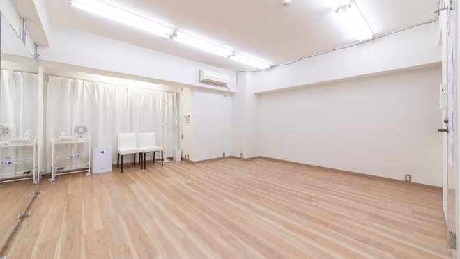 <東高円寺駅1分>ダンスができるレンタルスタジオ/幅4.0m高さ1.8の鏡付き/少人数グループ・個人練習に最適の写真2