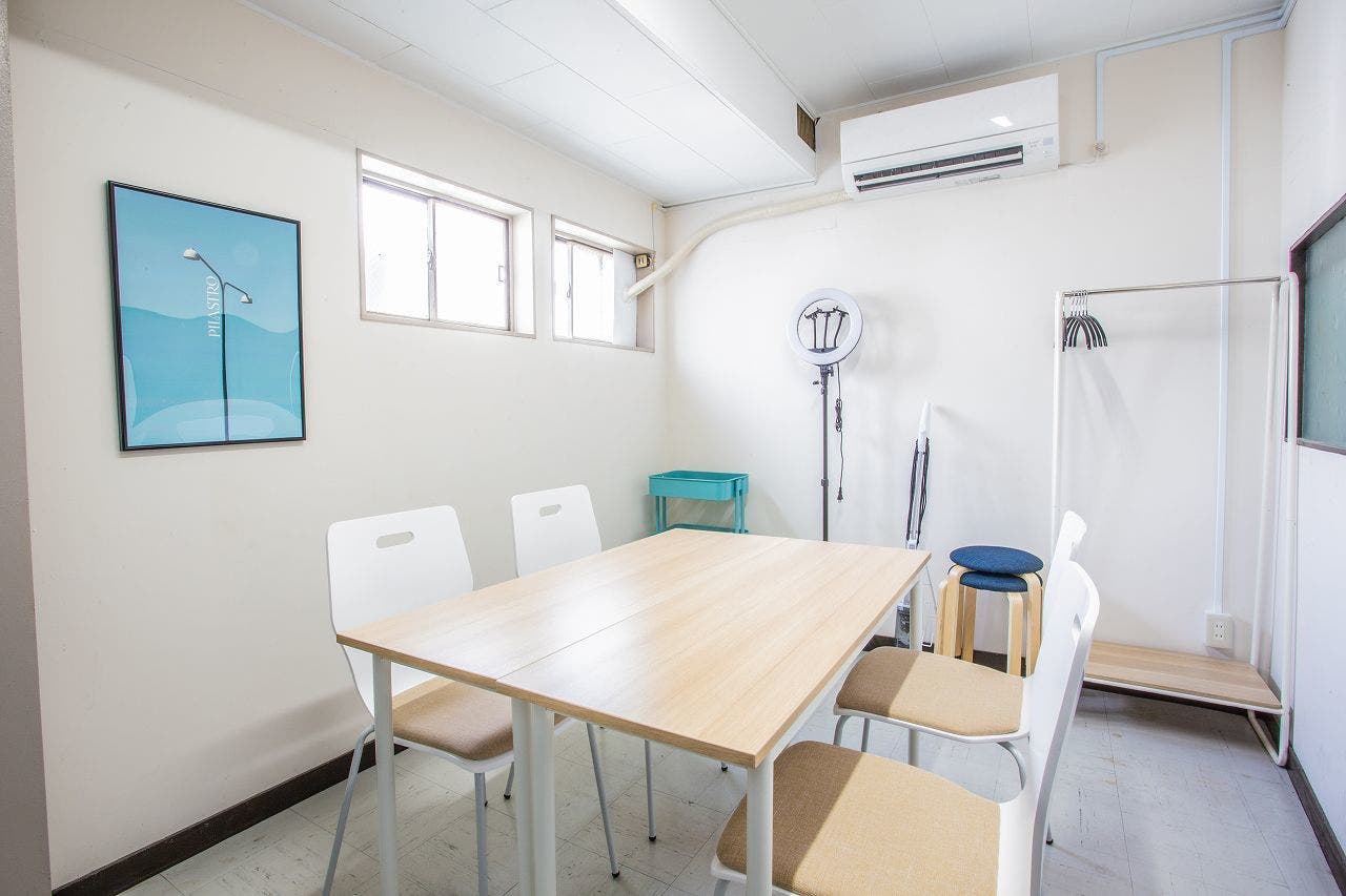 【阪急十三駅1分！6名利用可！】綺麗な室内！WiFi・ホワイトボード全て無料！土足可！ふれあい貸し会議室 十三Aの写真5