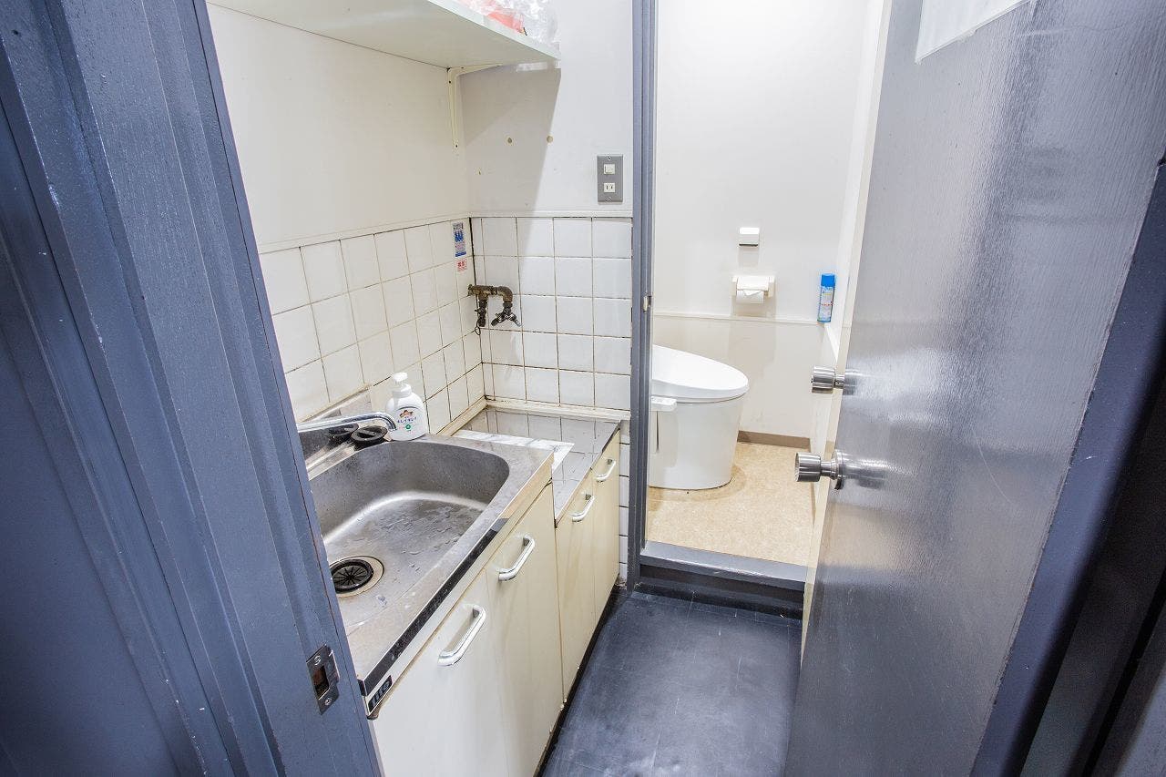 【阪急十三駅1分！6名利用可！】綺麗な室内！WiFi・ホワイトボード全て無料！土足可！ふれあい貸し会議室 十三Aの写真7