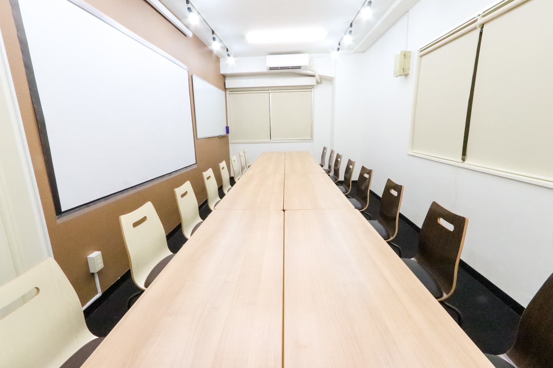 【渋谷駅徒歩1分！ヒカリエ隣！16名利用可！】プロジェクター・ホワイトボード・WiFi全て無料！ふれあい貸し会議室 渋谷No33の写真5