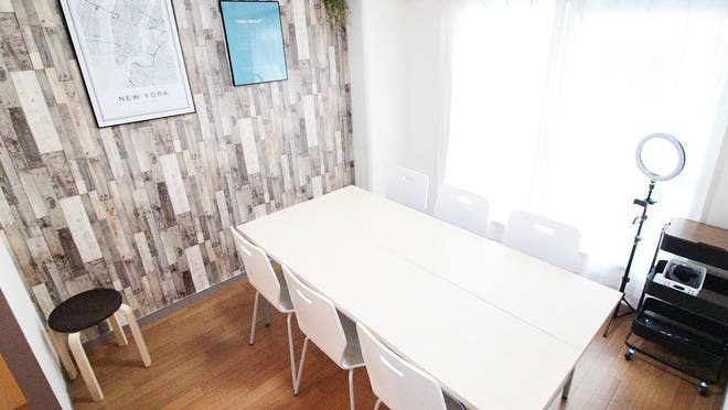 【横浜駅5分!8名利用可!】綺麗な室内!WiFi・プロジェクター・ホワイトボード全て無料!ふれあい貸し会議室 横浜Aの写真1