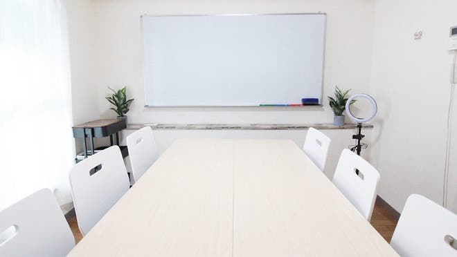 【横浜駅5分!8名利用可!】綺麗な室内!WiFi・プロジェクター・ホワイトボード全て無料!ふれあい貸し会議室 横浜Aの写真2
