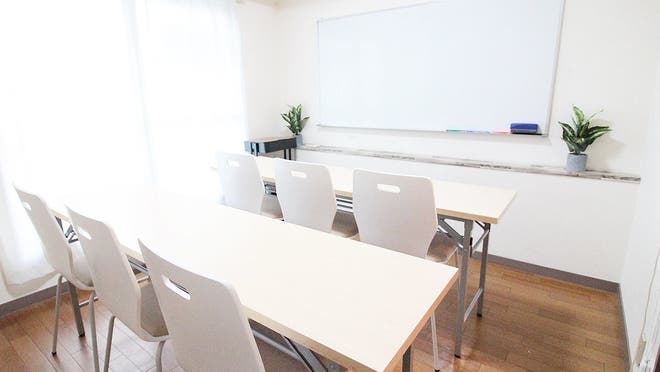 【横浜駅5分!8名利用可!】綺麗な室内!WiFi・プロジェクター・ホワイトボード全て無料!ふれあい貸し会議室 横浜Aの写真4