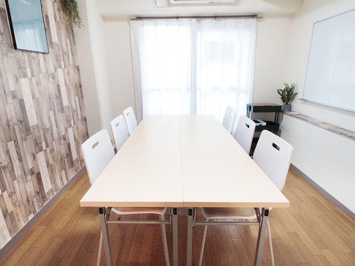 【横浜駅5分！8名利用可！】綺麗な室内！WiFi・プロジェクター・ホワイトボード全て無料！ふれあい貸し会議室 横浜Aの写真6