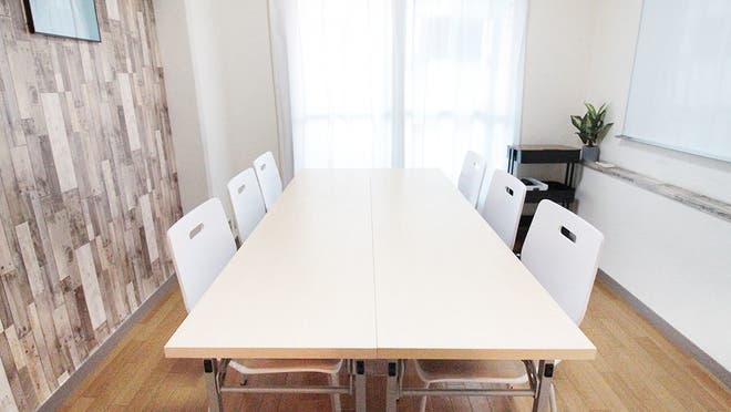 【横浜駅5分!8名利用可!】綺麗な室内!WiFi・プロジェクター・ホワイトボード全て無料!ふれあい貸し会議室 横浜Aの写真6