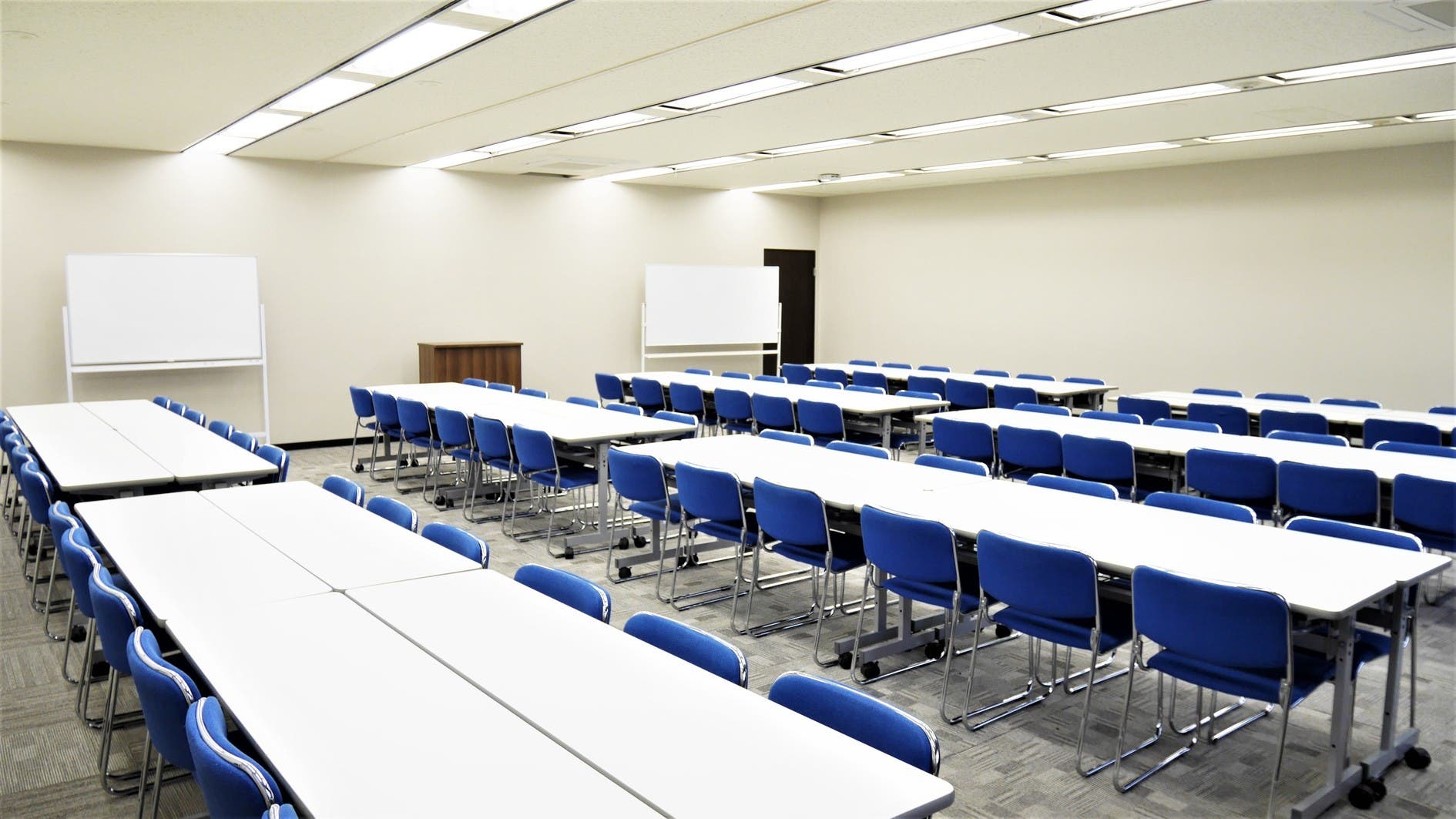 【八王子】レイアウト自由！90名収容の大会議室！の写真7