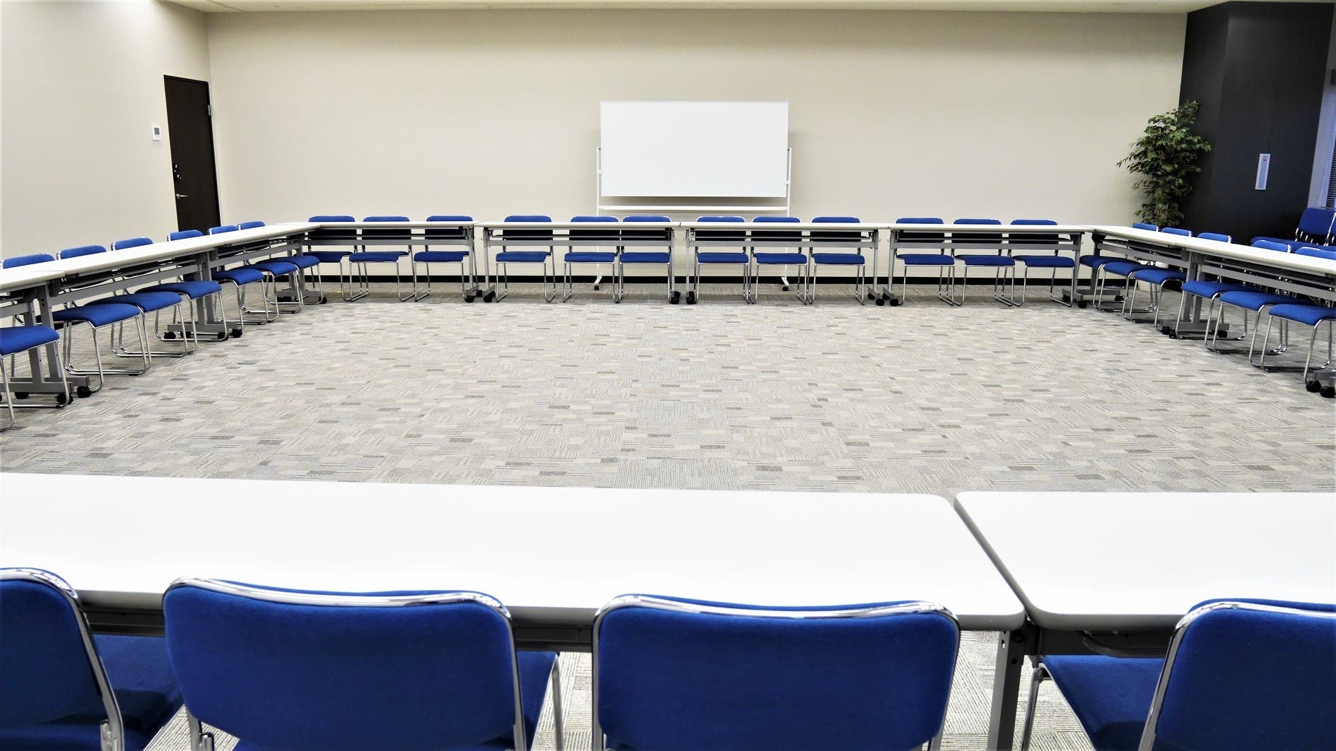 【八王子】レイアウト自由！90名収容の大会議室！の写真8